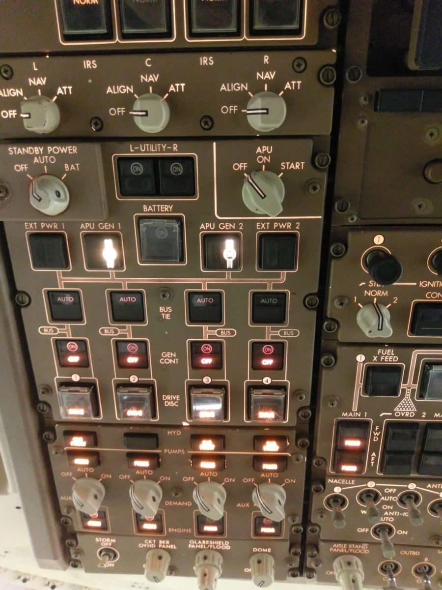 747-400 Cockpit Comes Alive